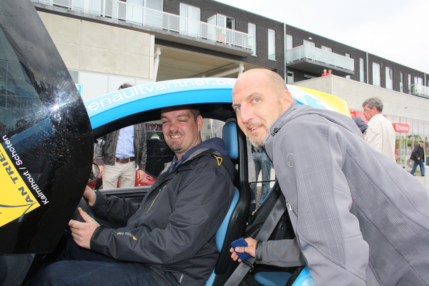 Eerste laadpunt voor fietsen en auto's te Stabroek | Polderke
