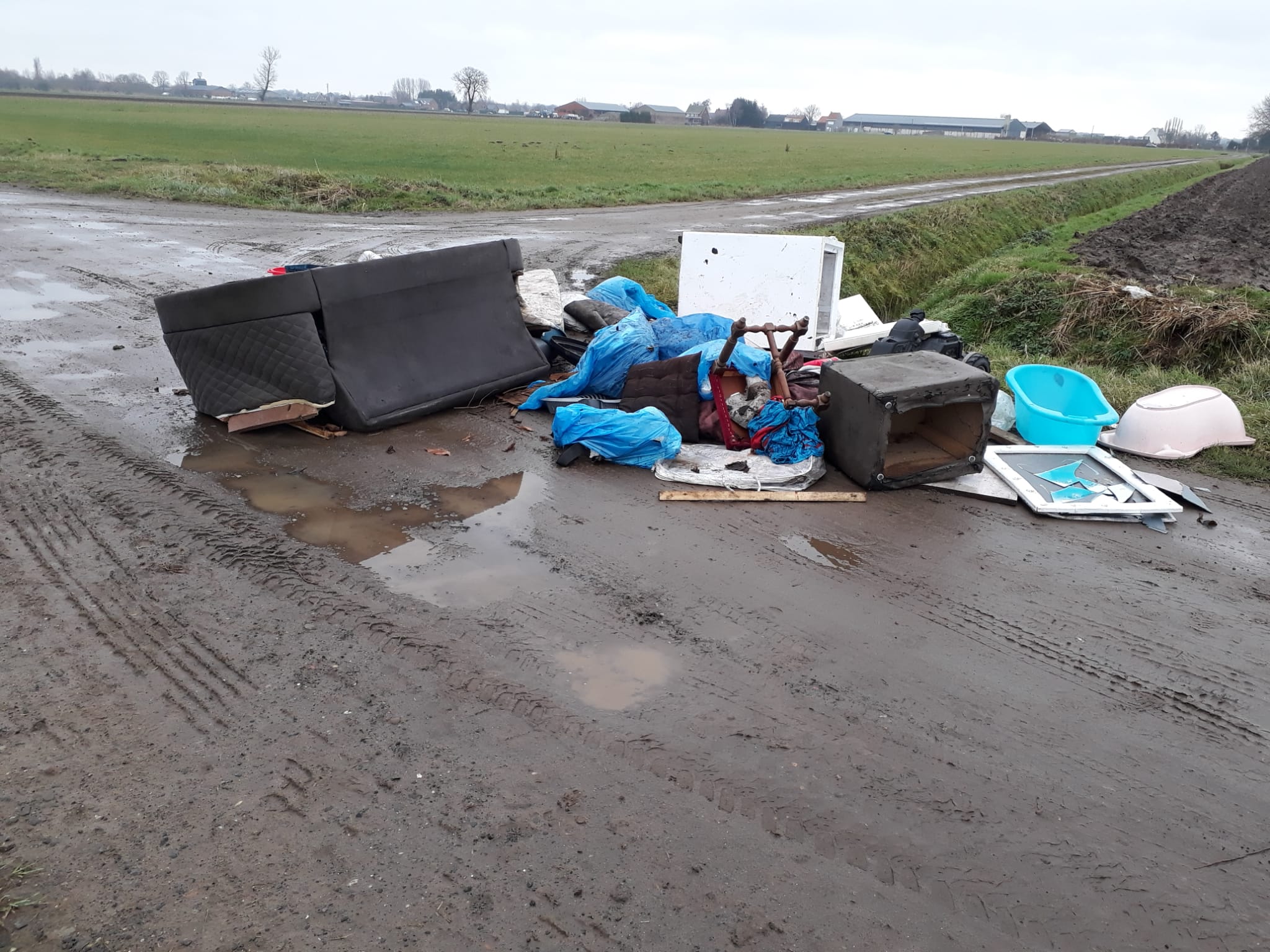 Sluikstorters dumpen berg groot afval | Polderke
