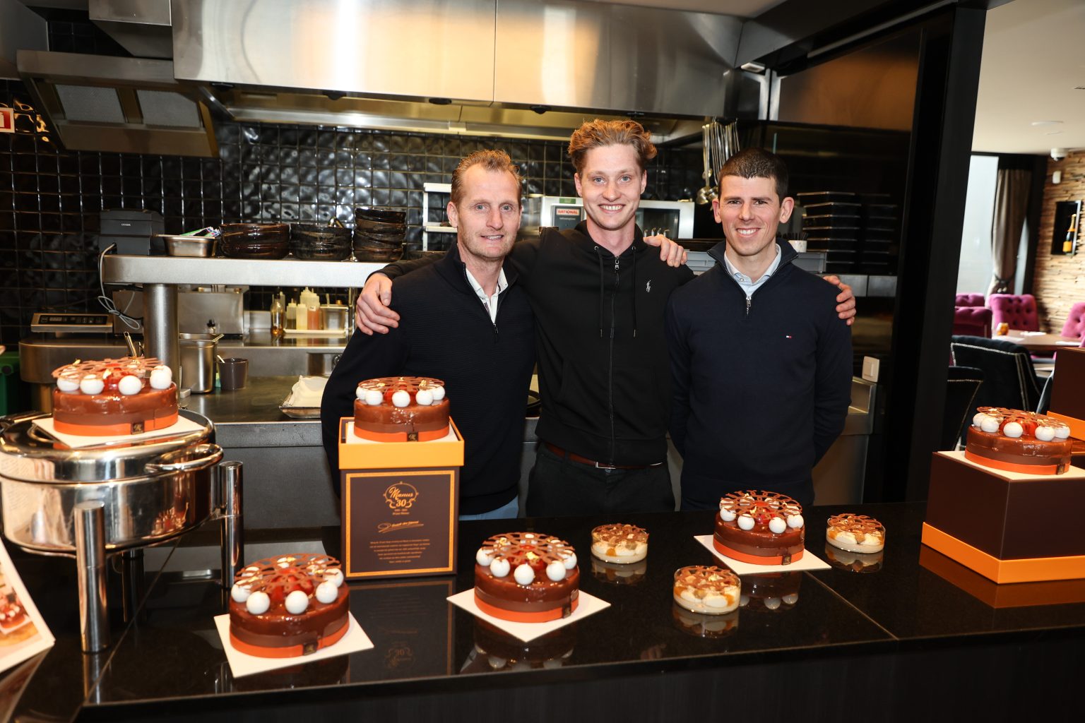 Toppatissier Roger van Damme en Manus maken verjaardagstaart voor 30 ...