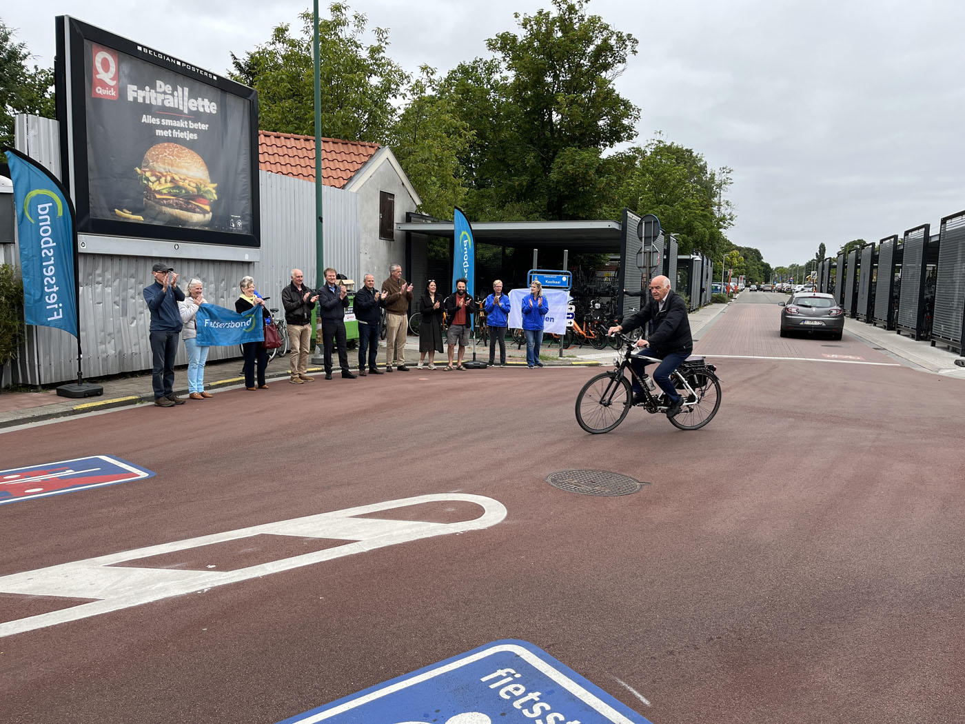 Applausmoment voor fietsers aan station Kapellen | Polderke