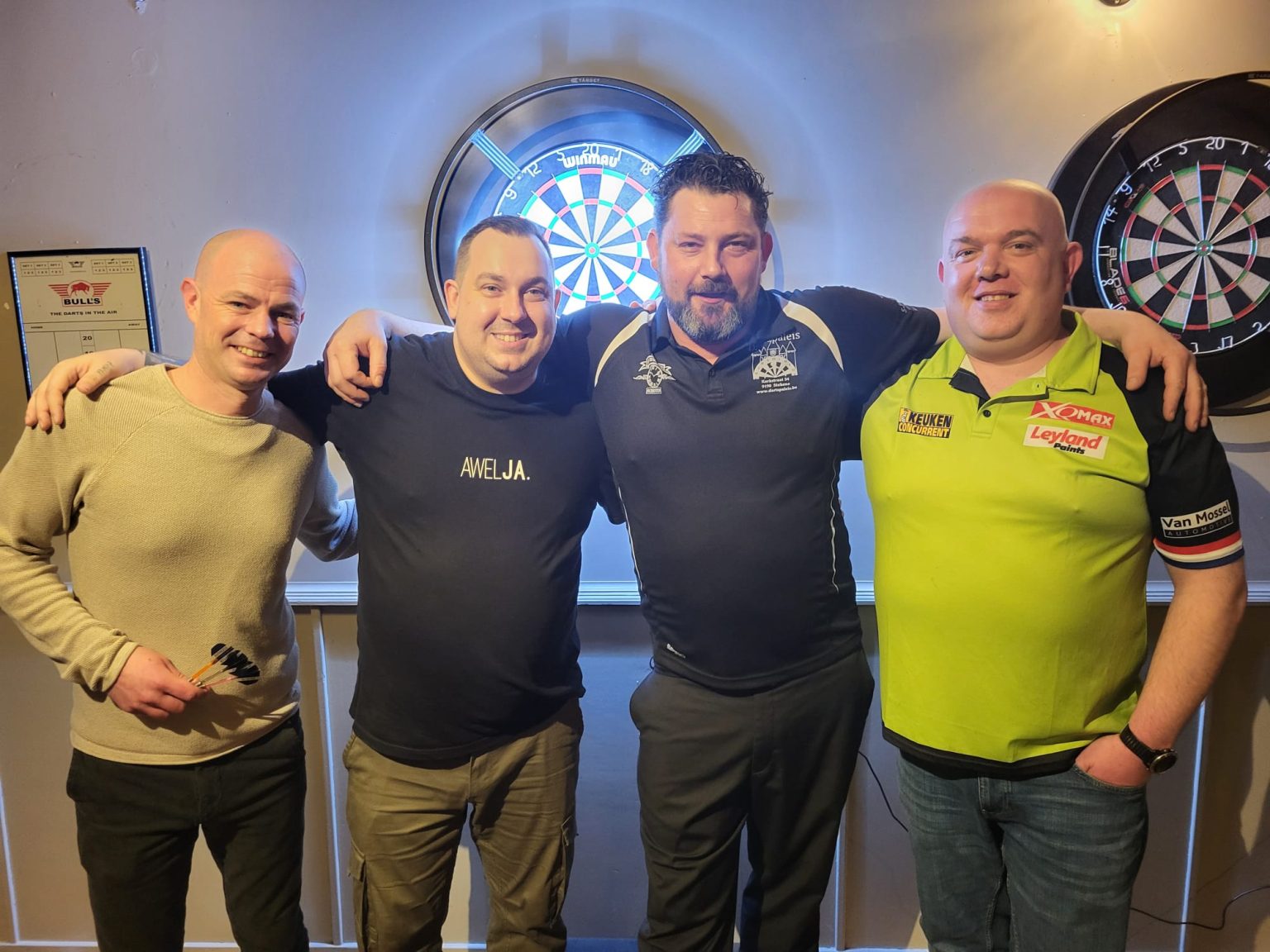 Darter Kim Huybrechts geeft demonstratie in café De Klok | Polderke