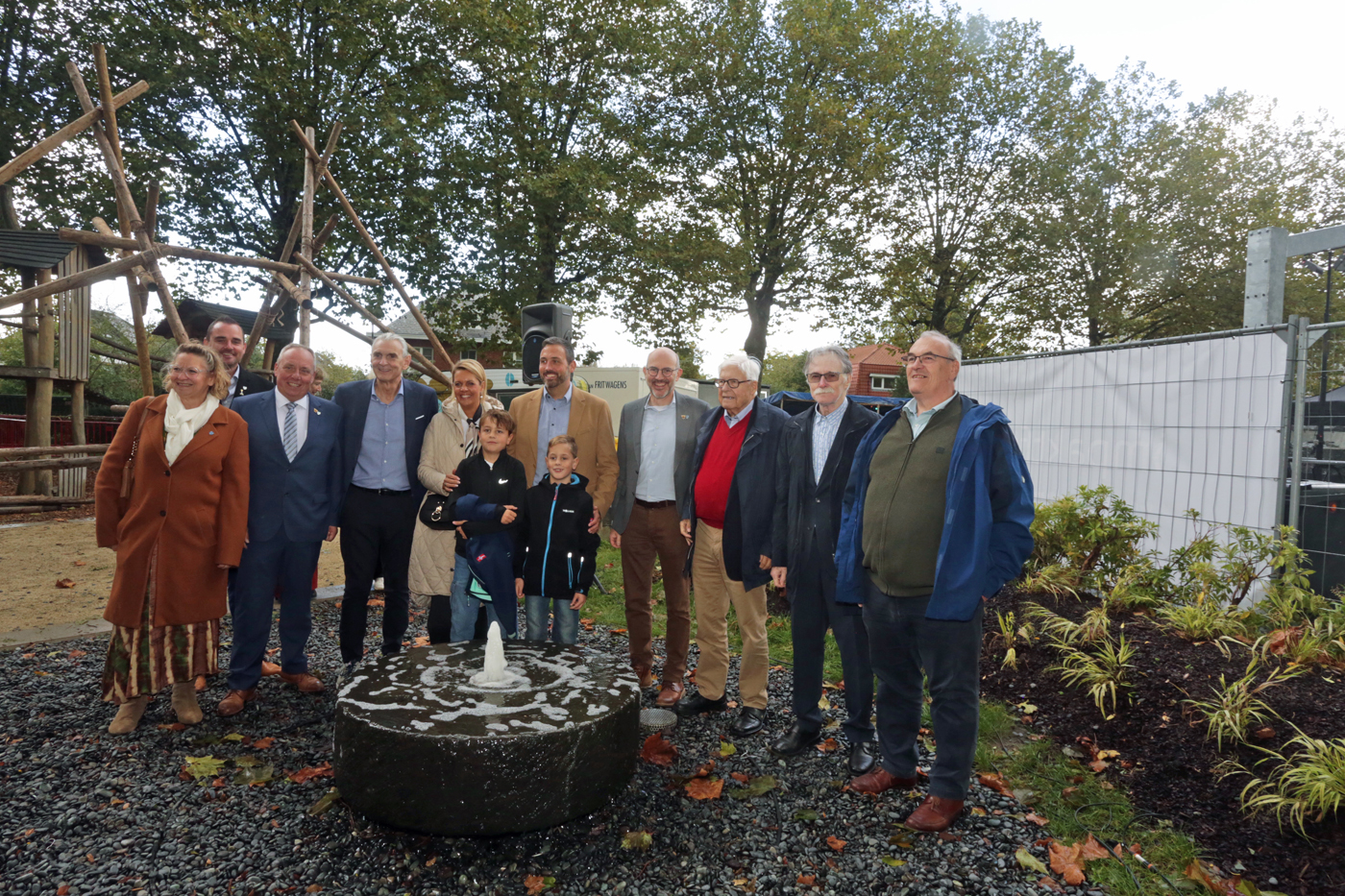 Eeuwenoude molensteen uit Andernach siert vernieuwd Van de ...